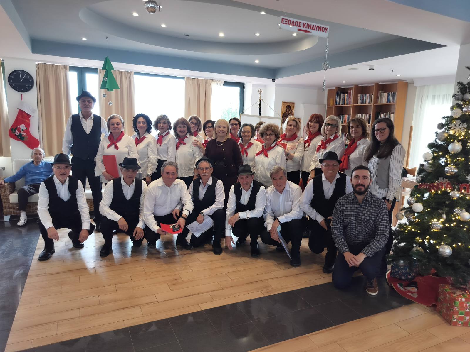 Χαρίζω ένα Χαμόγελο- Επίσκεψη του Λαογραφικού Χορευτικού Ομίλου Χ.Α.Ν.Θ ...